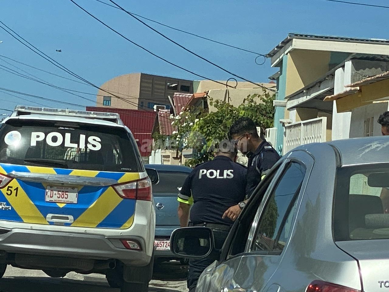 Polis a bay Koningstraat pa core cu un persona indesea na un cas ...