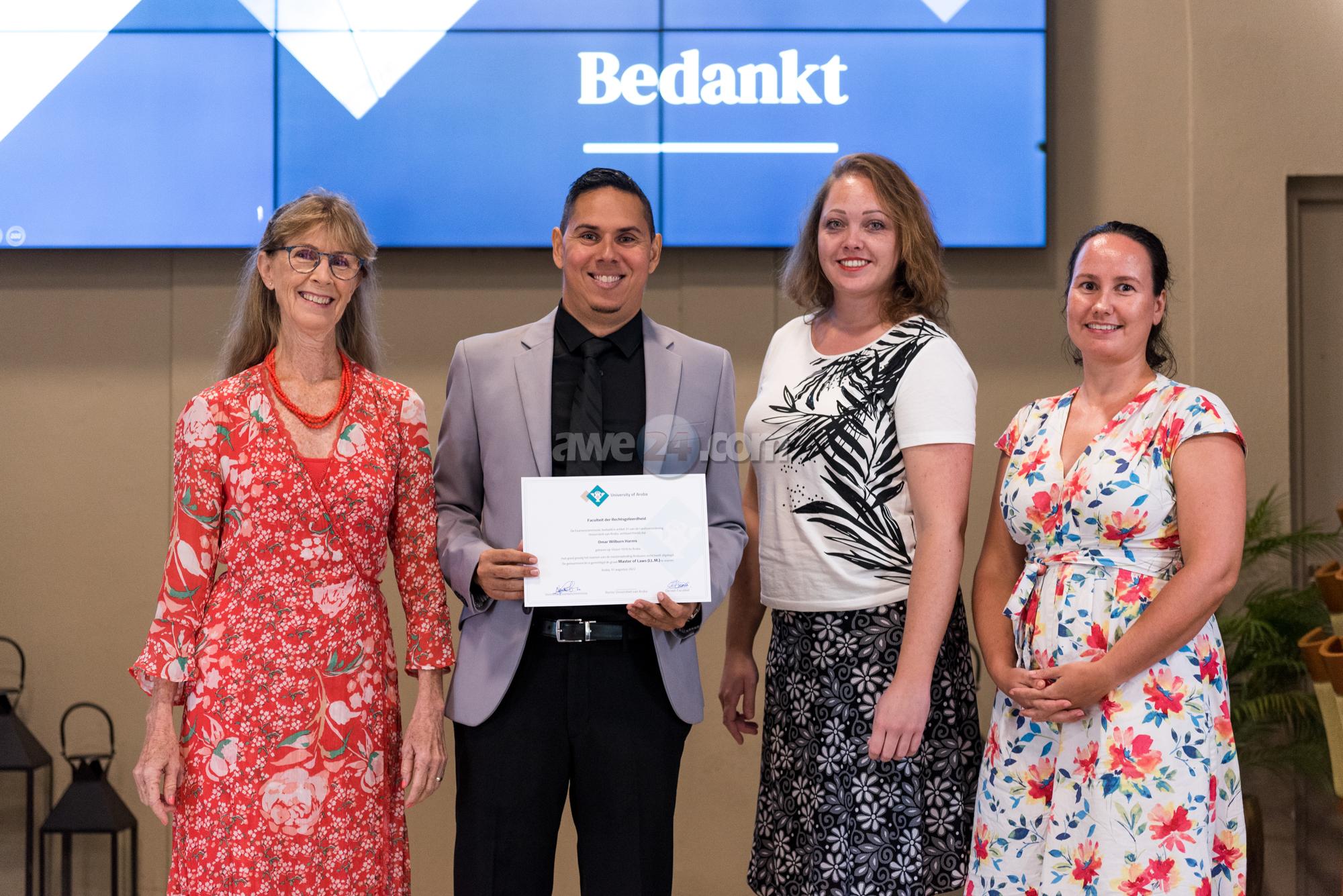 A gradua di Universidad di Aruba, Omar Harms / Afgestudeerd aan de ...