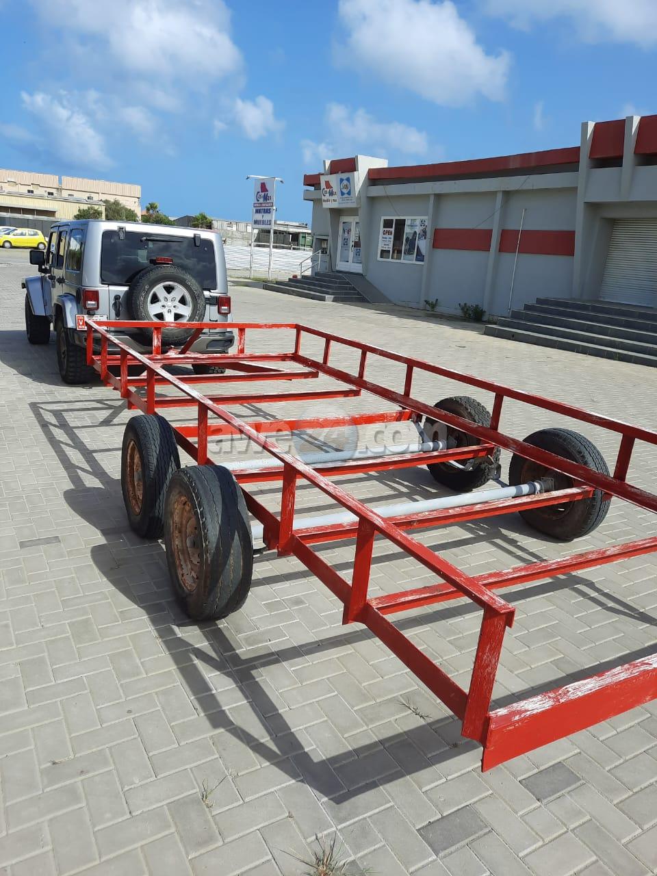 Ladronicia di un trailer for di warehouse di Cas Di Max! – AWE24.com Bo ...