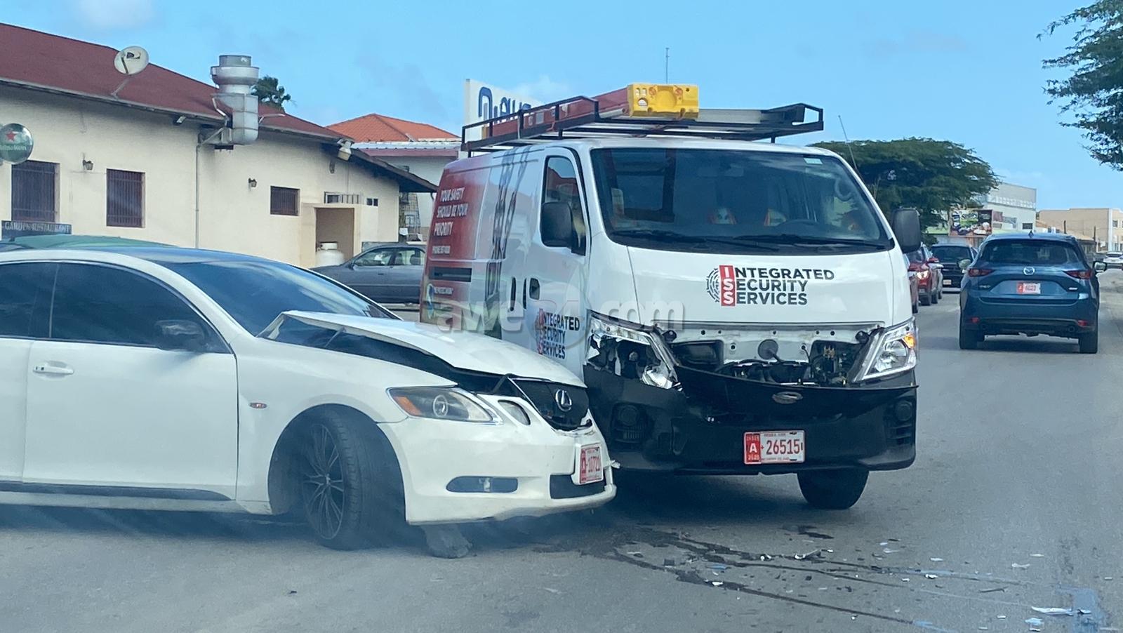 Accidente pa falta di preferencia dilanti Cayena Mall – AWE24.com Bo ...