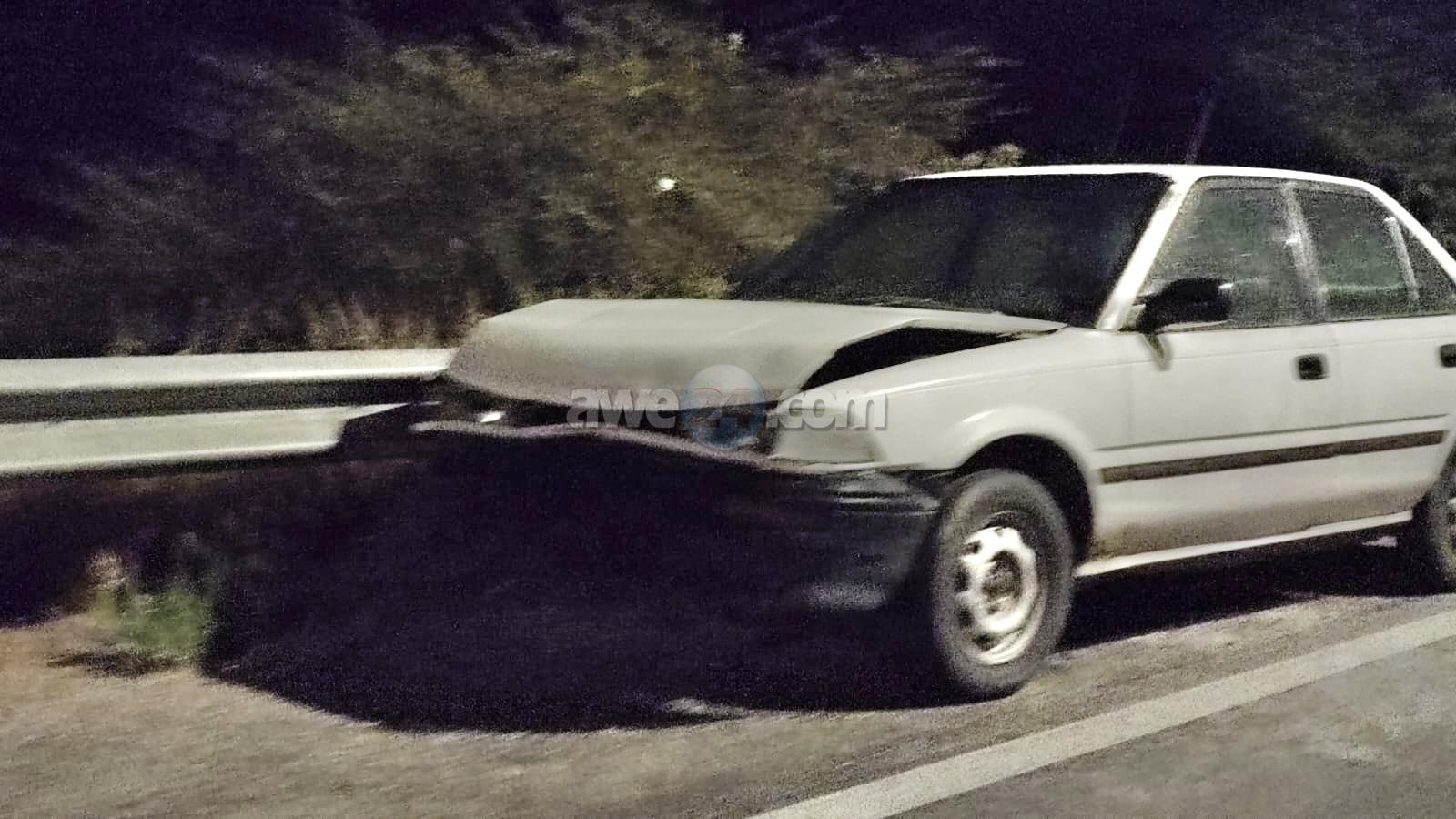 Toyota Corolla cu sla dilanti laga atras sin number na banda di caminda ...