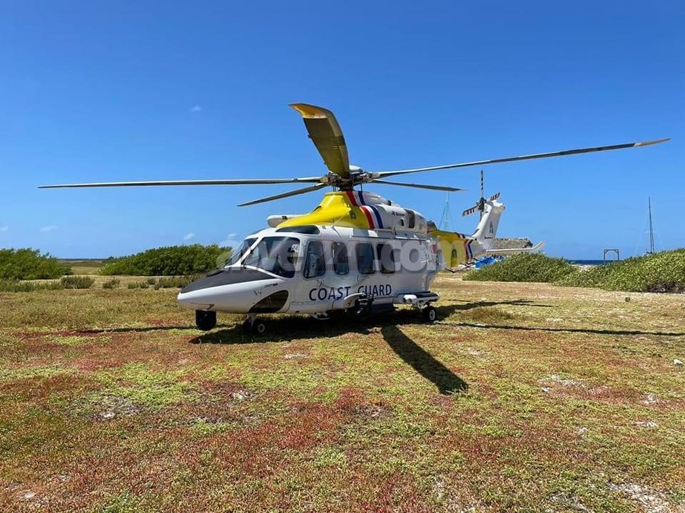 Helicopter di Guarda Costa a bay Klein Curaçao pa un dama turista cu a ...