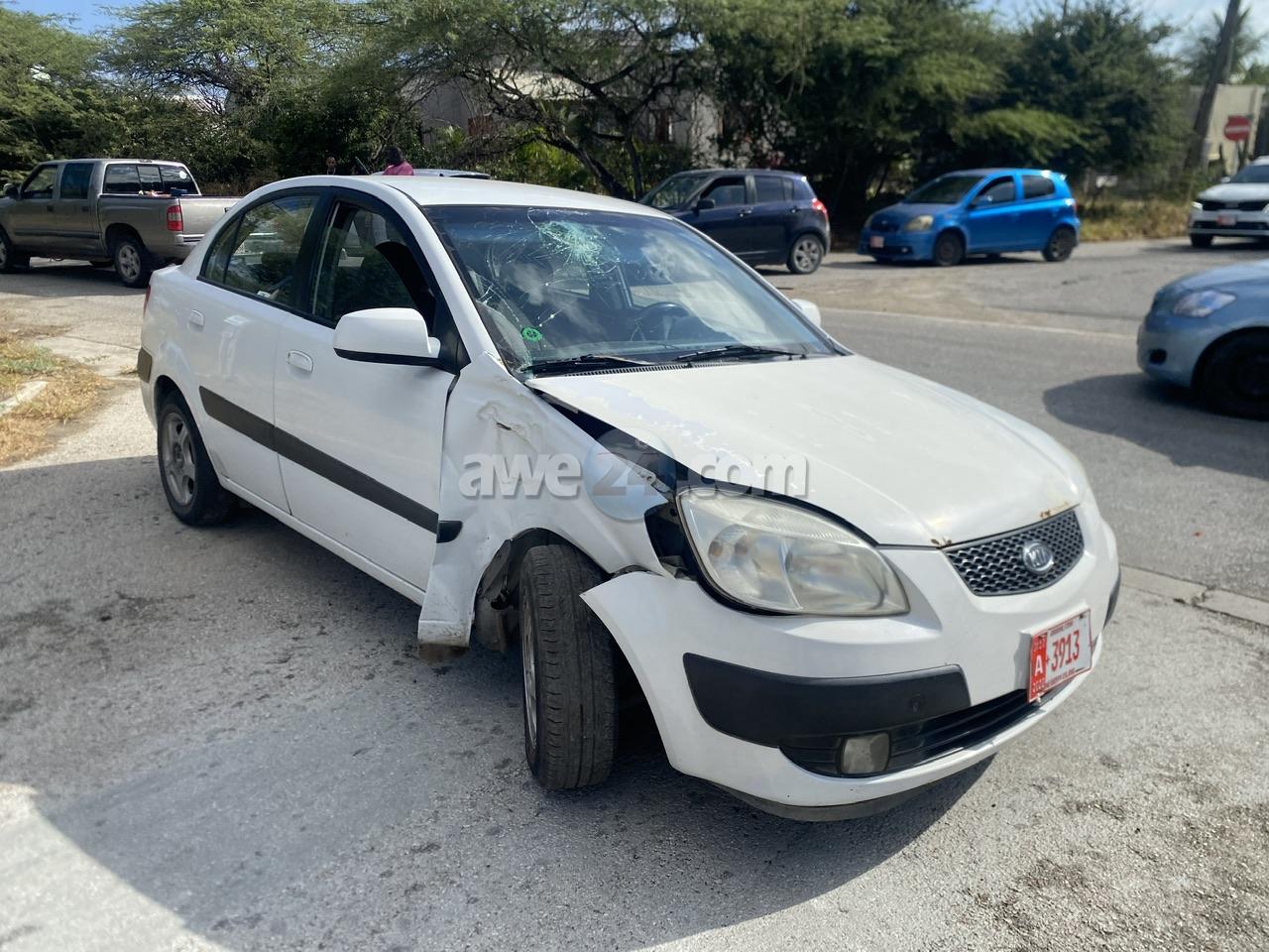 Chauffeur levemente herida ora cu e mester a desvia pa un otro vehiculo ...