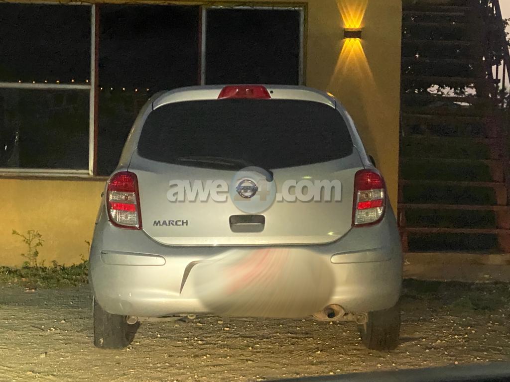 Polis a haya Nissan March habri anto cu yabi na dje y cu tas cu placa ...