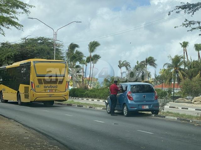 Dama chauffeur a sali dilanti bus di Arubus, e chauffeur di e bus a ...