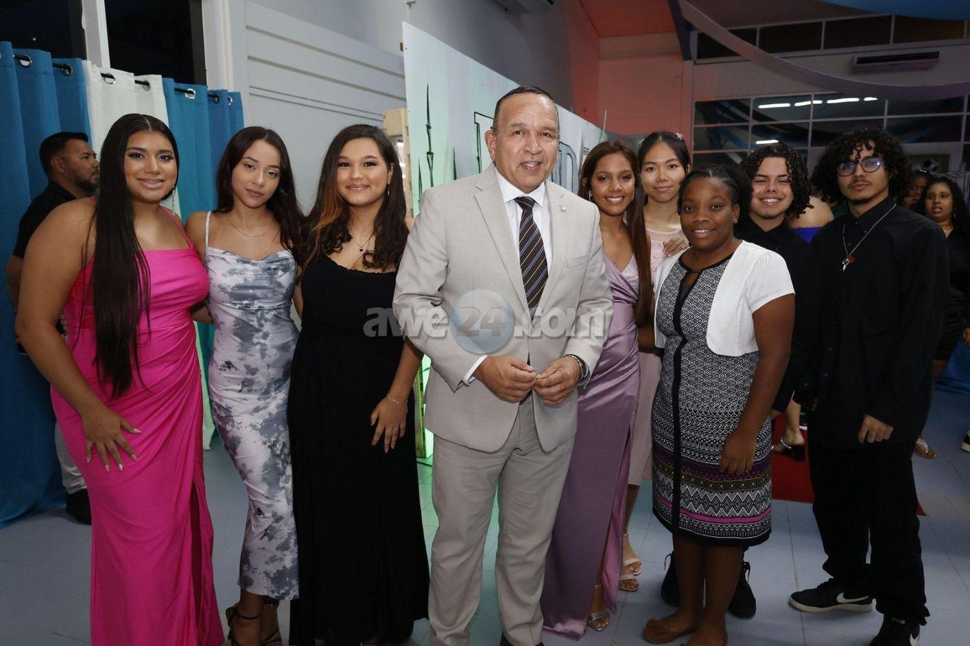 MINISTER ENDY CROES A PRESENCIA GRADUACION DI EDUCACION PROFESIONAL ...
