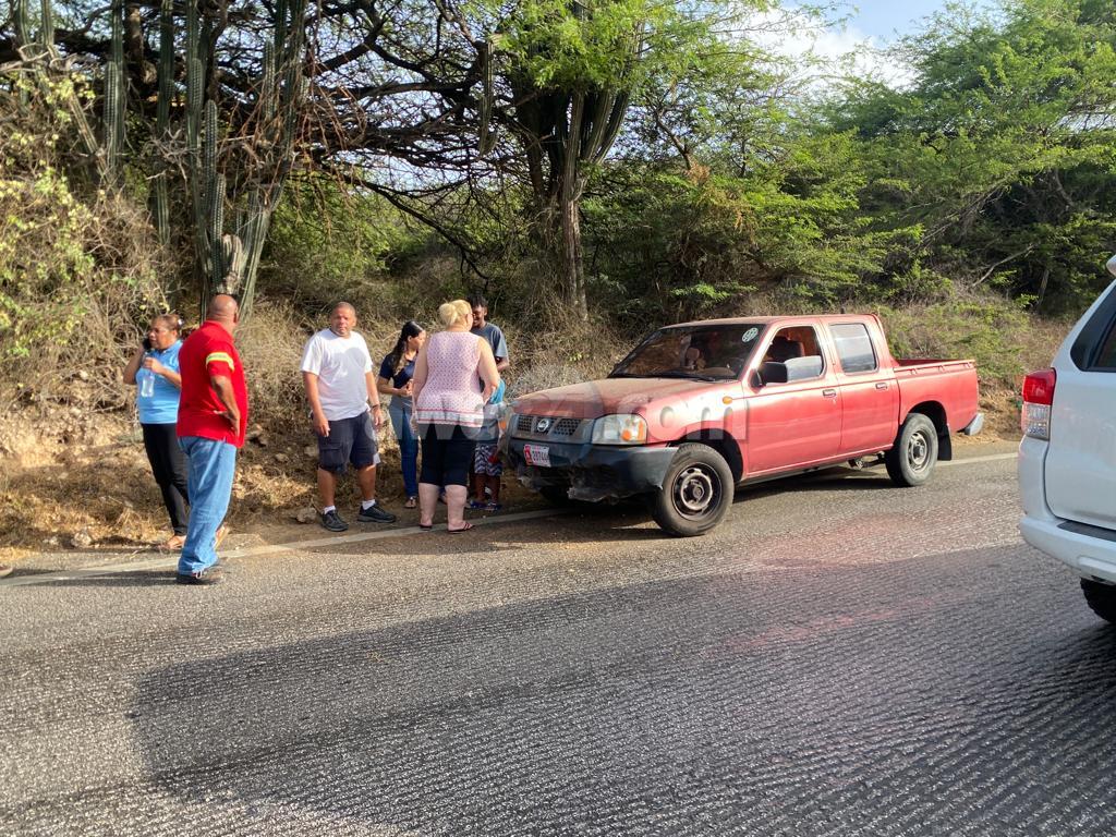 Dama chauffeur di pick-up a slip den e bahada birada di Rooi Manoonchi ...