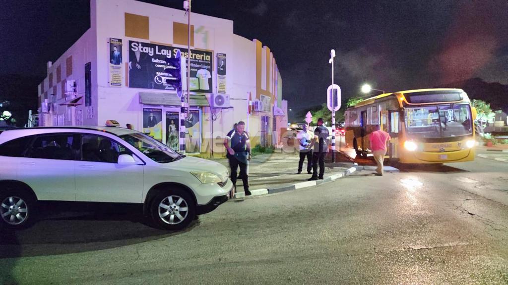 [VIDEO] Accidente entre un taxi y un bus na crusada Van ...