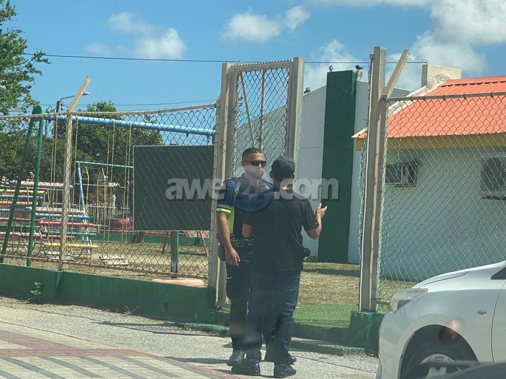 [VIDEO] Maestranan no a laga tata cu nunca nan a topa na school busca ...