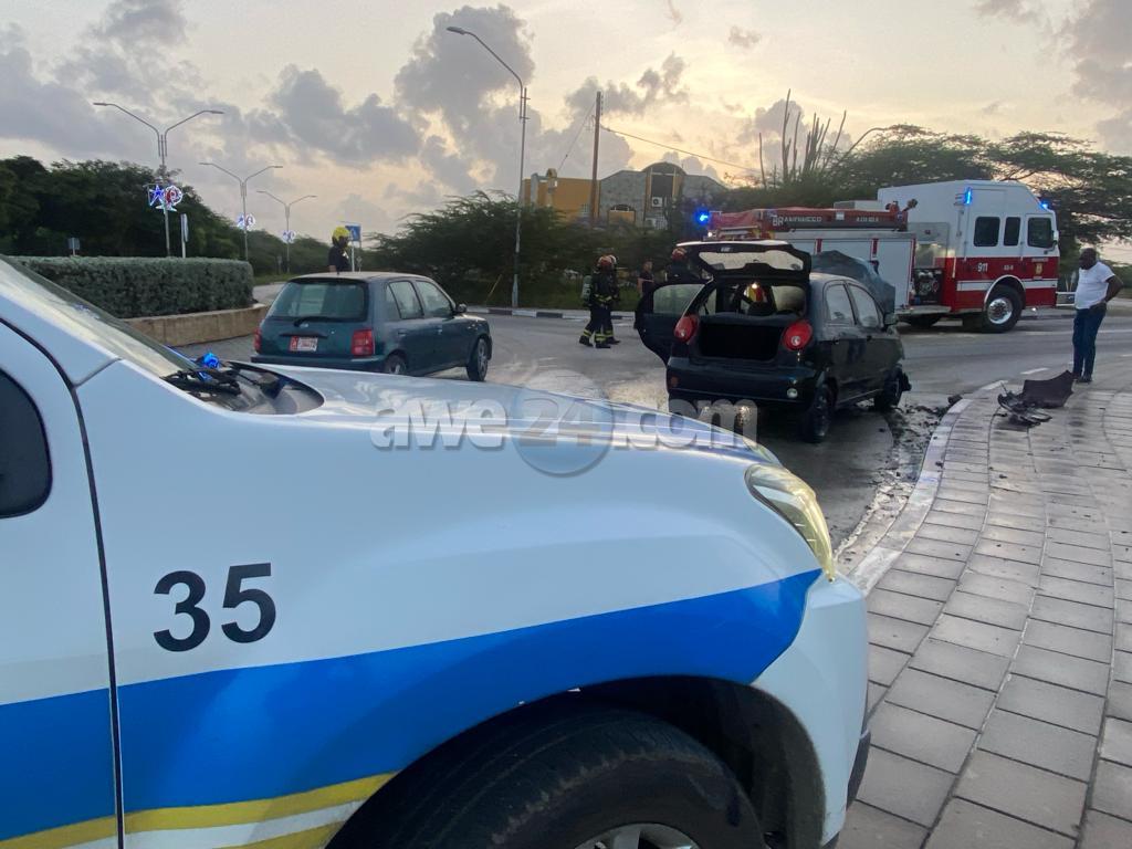 Auto a pega na candela coriendo riba rotonde di Hato y e chauffeur mes a desaparece – AWE24.com ...