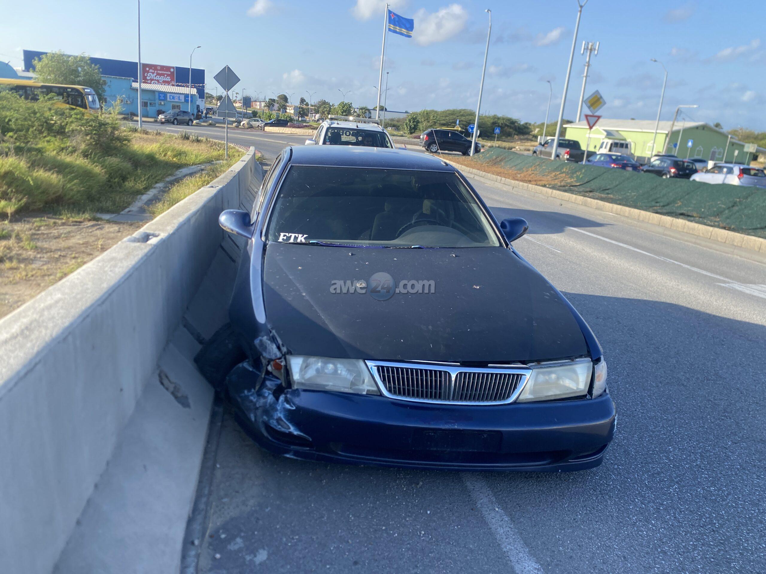 Saliendo for di rotonde Cumana chauffeur a perde control dal den banda ...