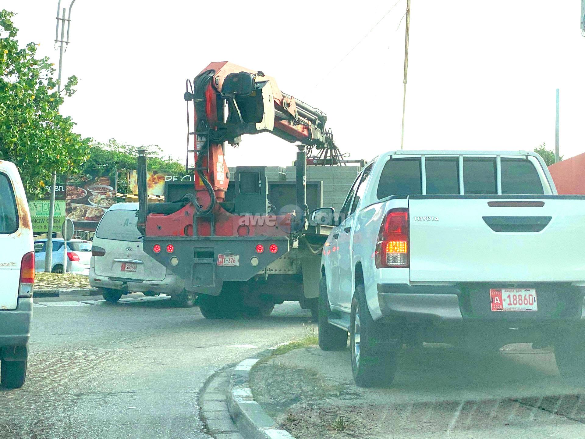 Truck di bloki di cement a daña net na rotonde di Tanki Leendert stroba trafico – AWE24.com Bo ...