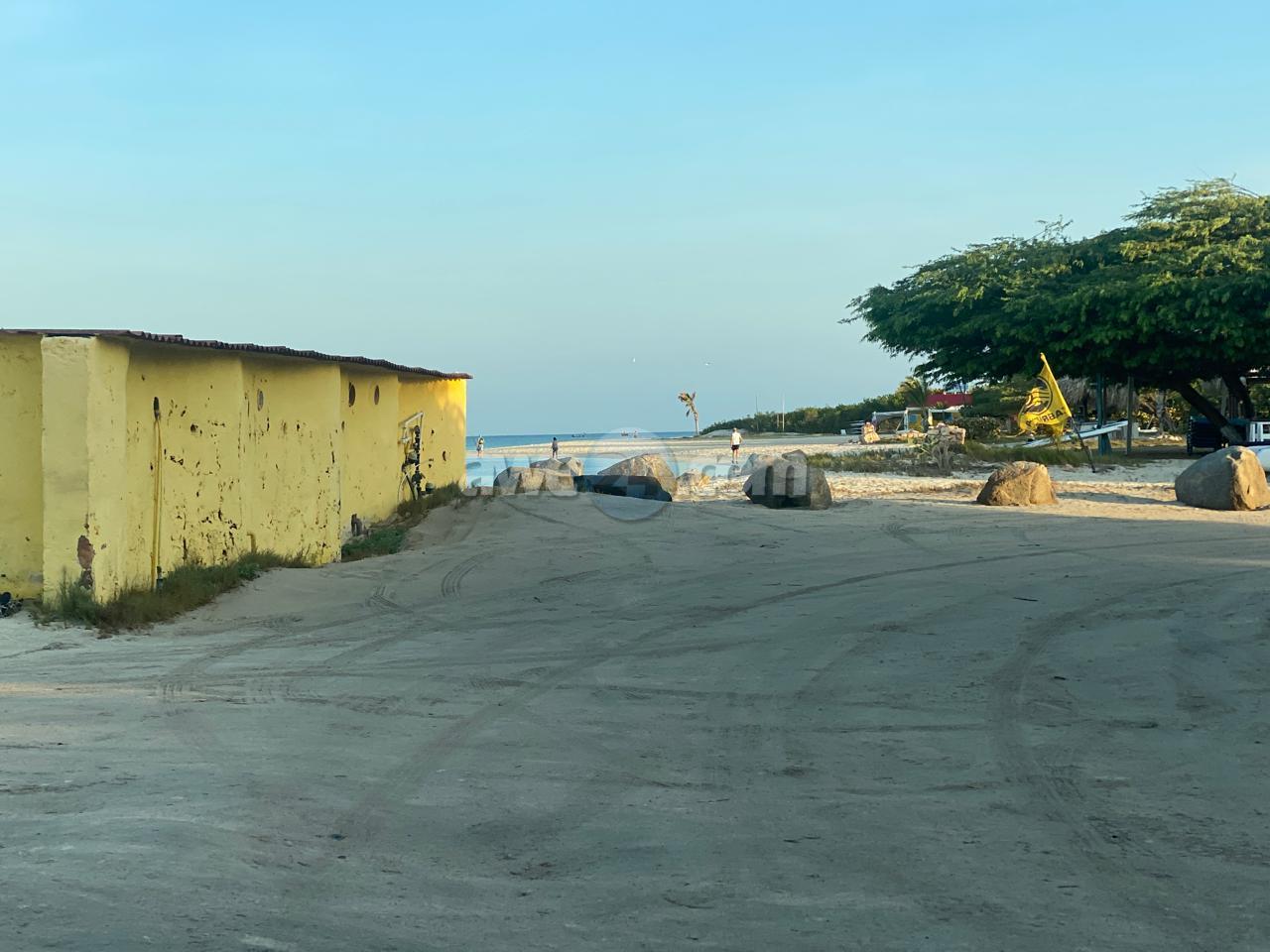 Nan a mira Adam den su famoso “trahe” panort di Fishermen’s hut pero ...