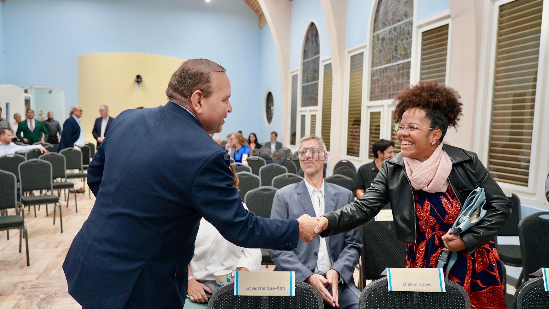 MINISTER ENDY CROES TA DESEA TUR STUDIANTE Y DOCENTE DI UNIVERSIDAD DI ...