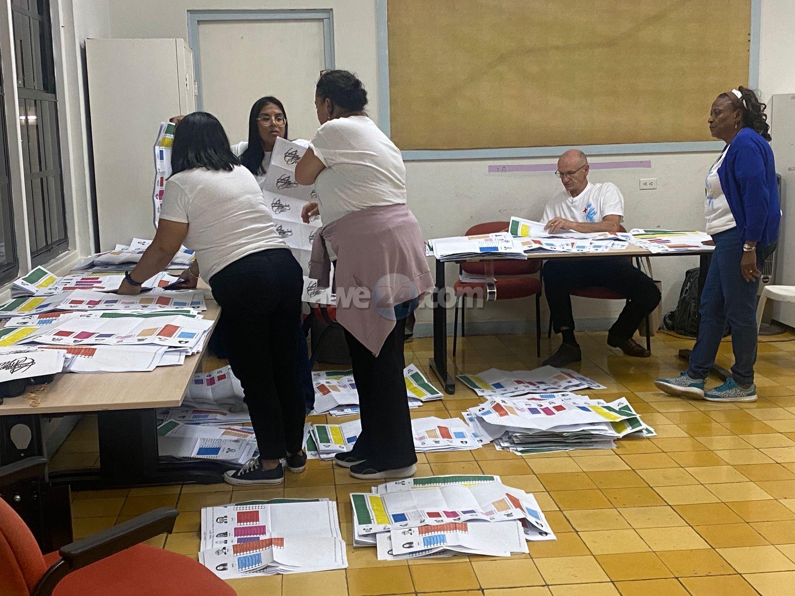 1:40AM: Ainda nan ta contando voto na Fatima College – AWE24.com Bo ...