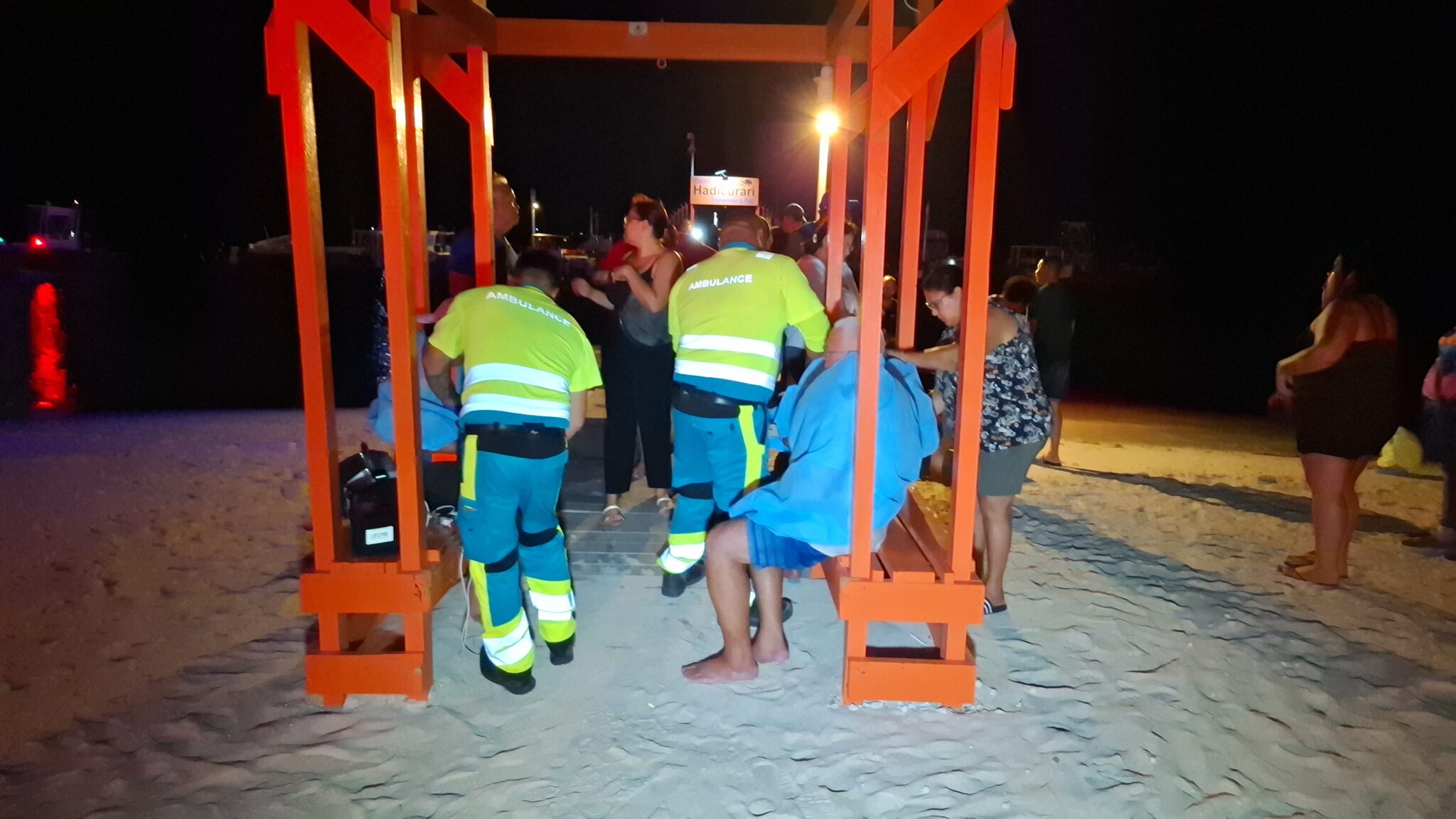 [VIDEO] Boto cu 4 persona abordo a bolter den lama, nan a keda sinta riba e parti abao di e boto ...