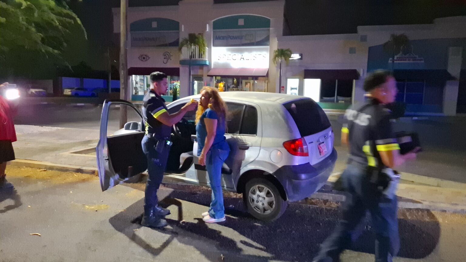 [VIDEO] Dama burachi ta yega sali dilanti auto sin duna preferencia a ...