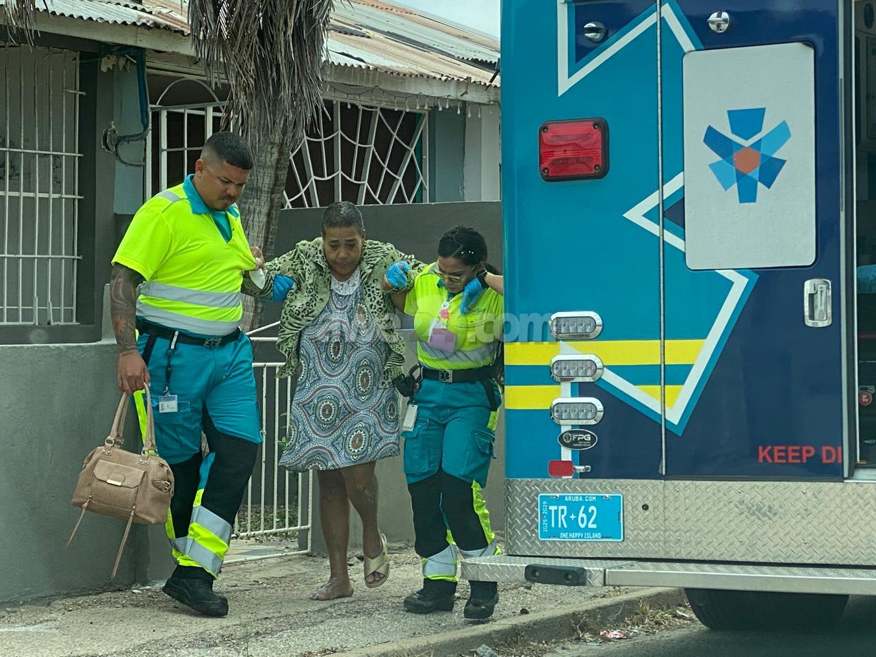 [VIDEO] Ambulans a bay pa un dama cu a kima un dia prome cu awa cayente ...