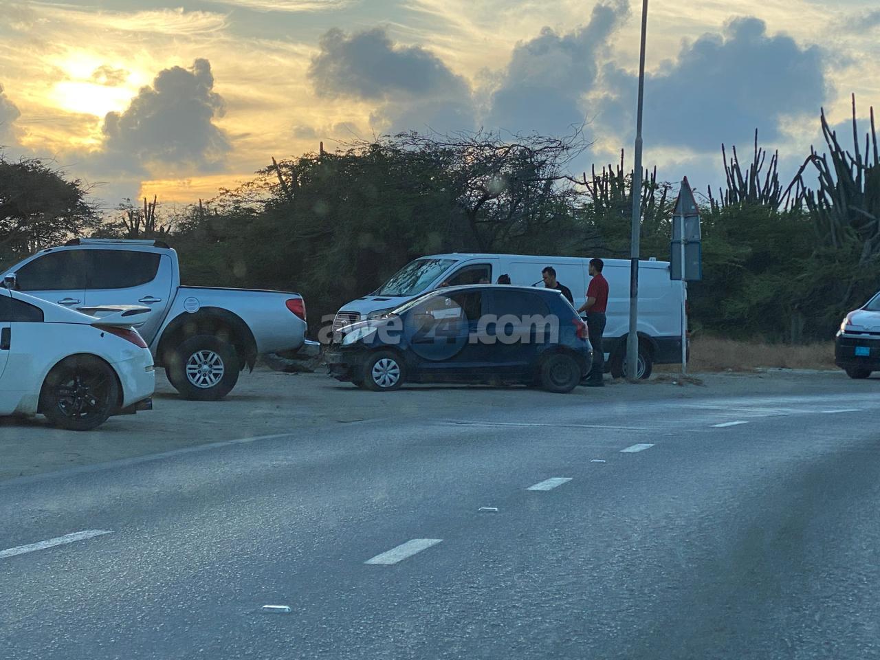 Falta di preferencia causa di un accidente na rotonde Hato – AWE24.com Bo centro di informacion ...