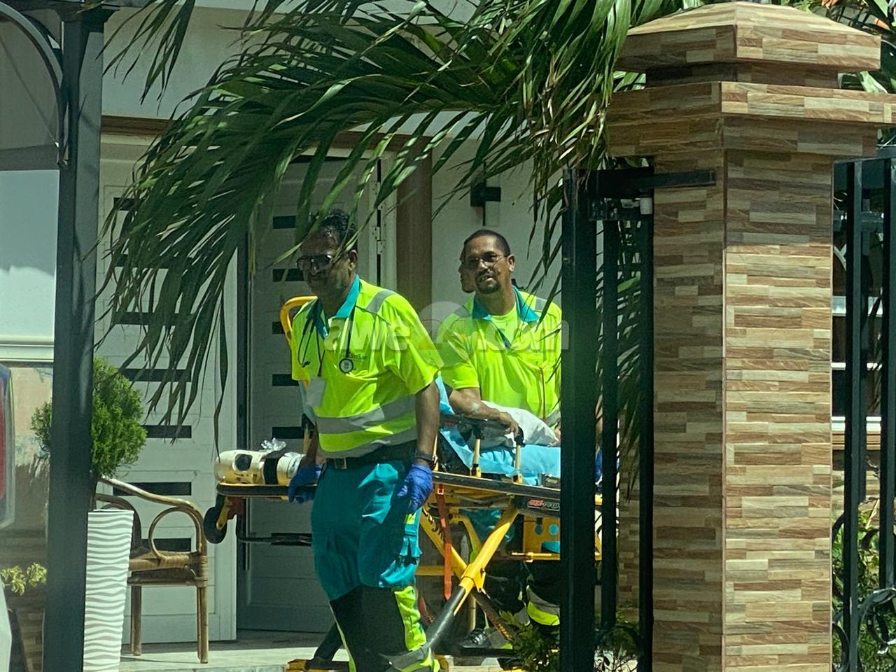 [VIDEO] Na Boegoeroei un homber di edad trahando riba dak a bay baha ...