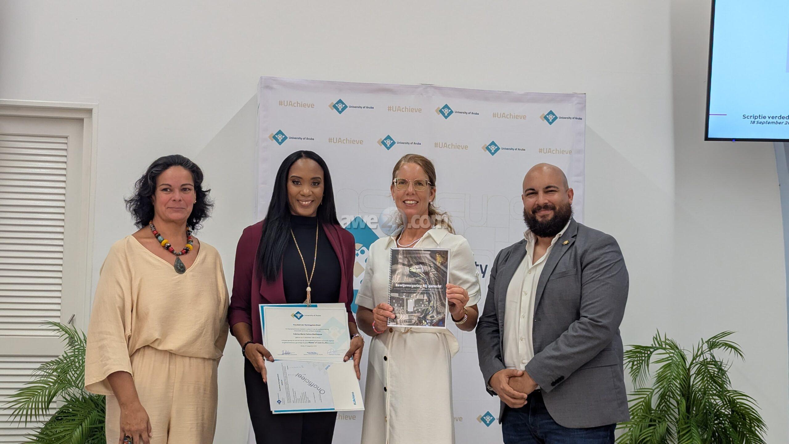 A gradua di Universidad di Aruba, Fahrina Maria Fatima Mattheeuw ...