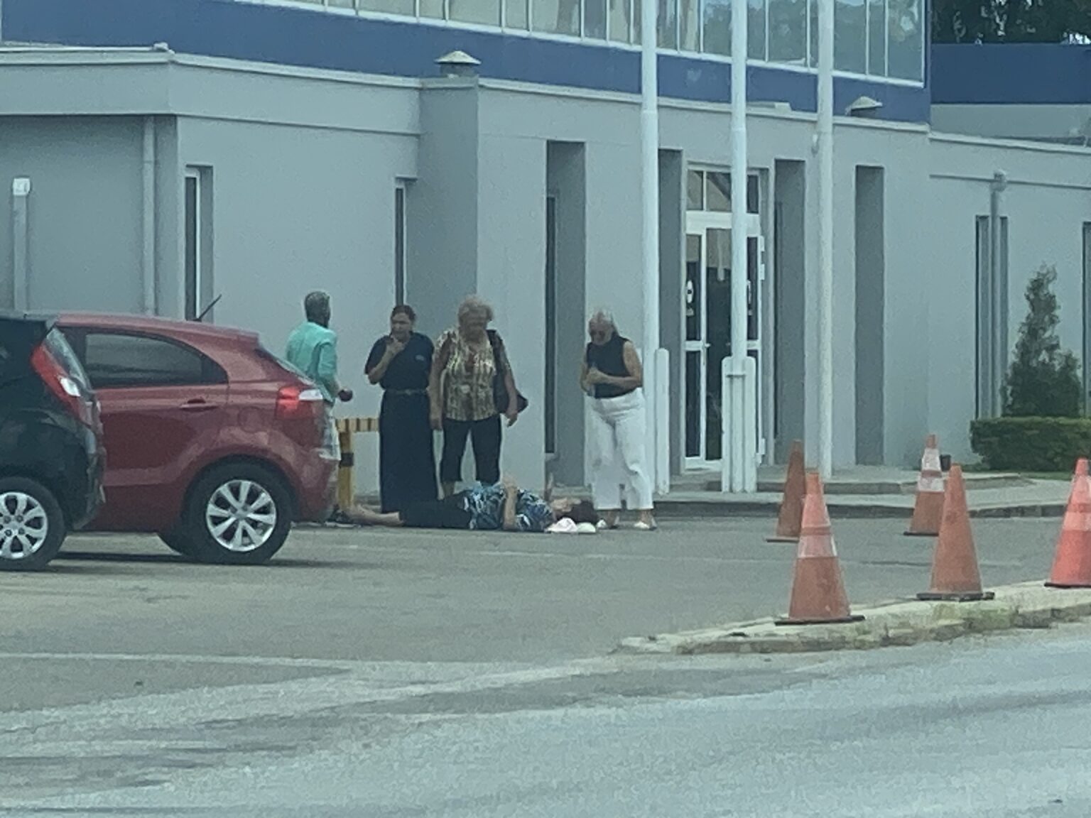 Dama di 77 aña a trompica cay dilanti edificio di Elmar na Oranjestad ...