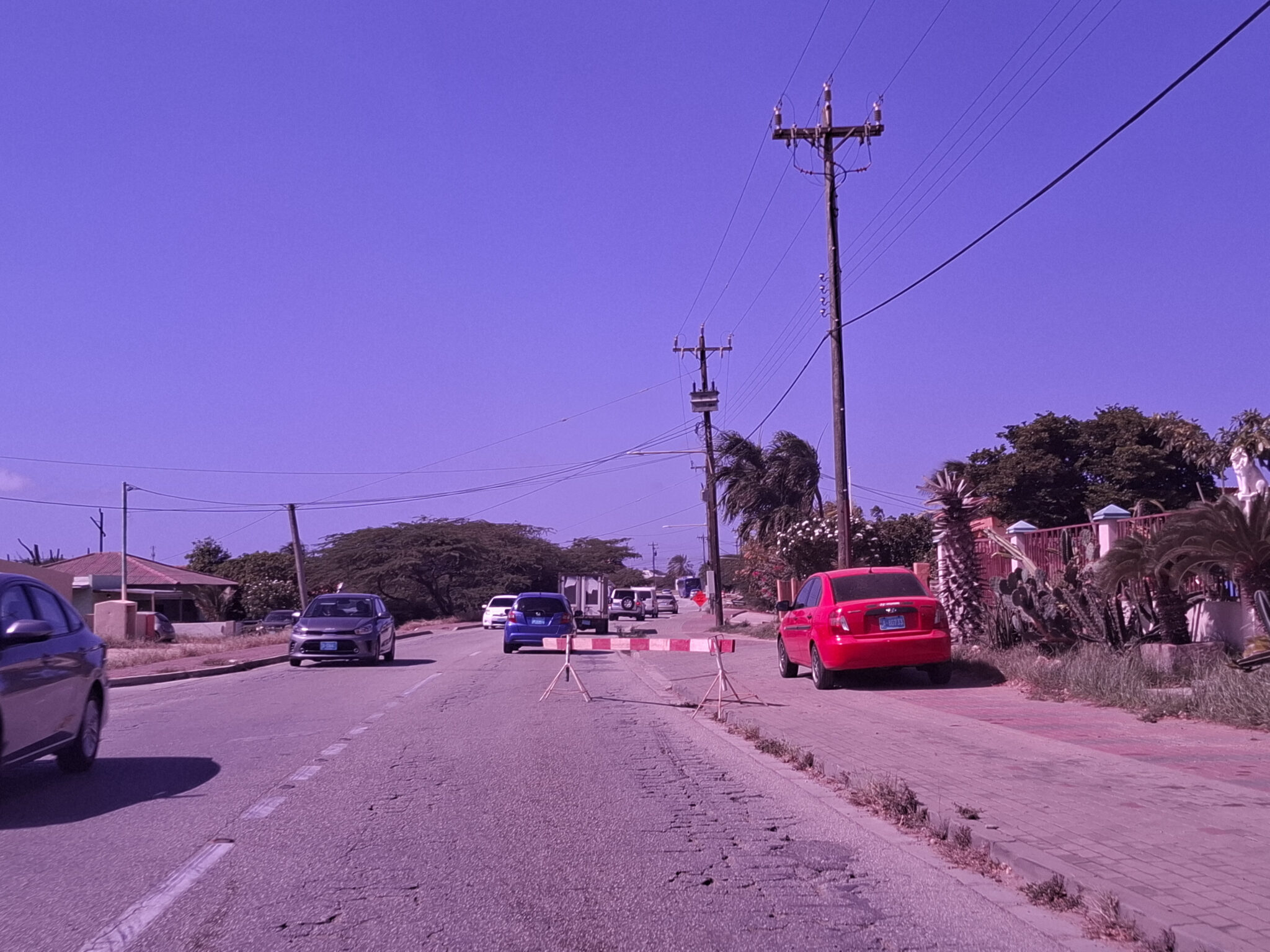 Baricada poni parcialmente riba caminda a confundi varios chauffeur ...