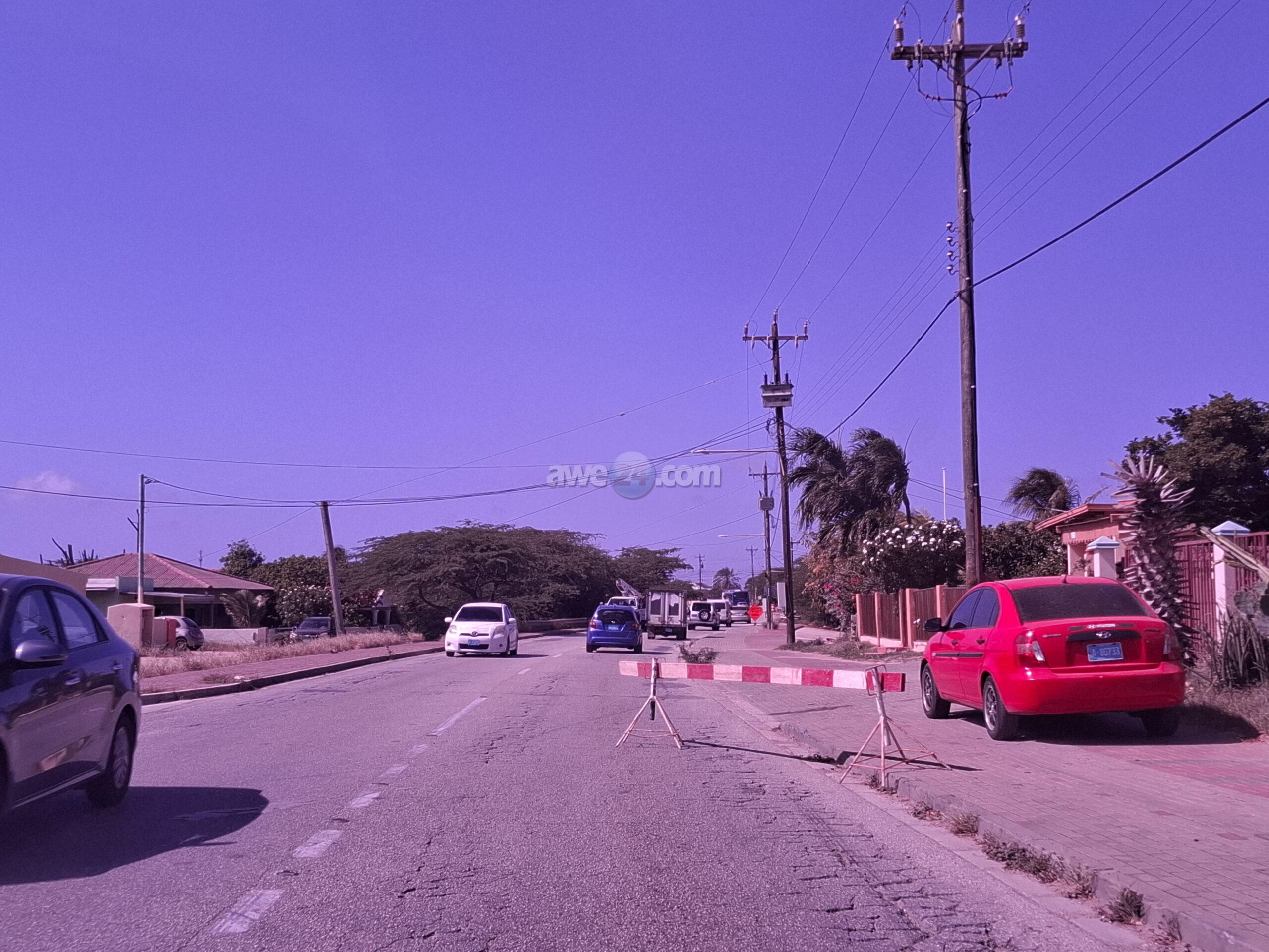 Baricada poni parcialmente riba caminda a confundi varios chauffeur ...