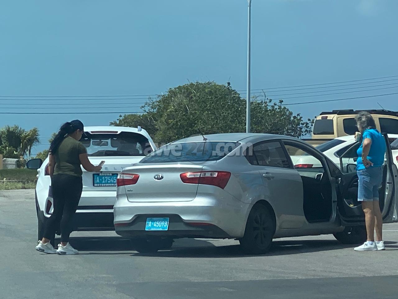 Kia Rio ta reverse bay dal un Geely pasando bay – AWE24.com Bo centro ...